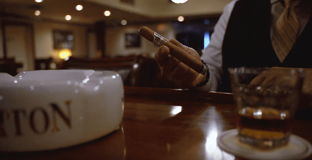 How To Hold a Cigar the Right Way: Tricks and Tips - SmokeProfy